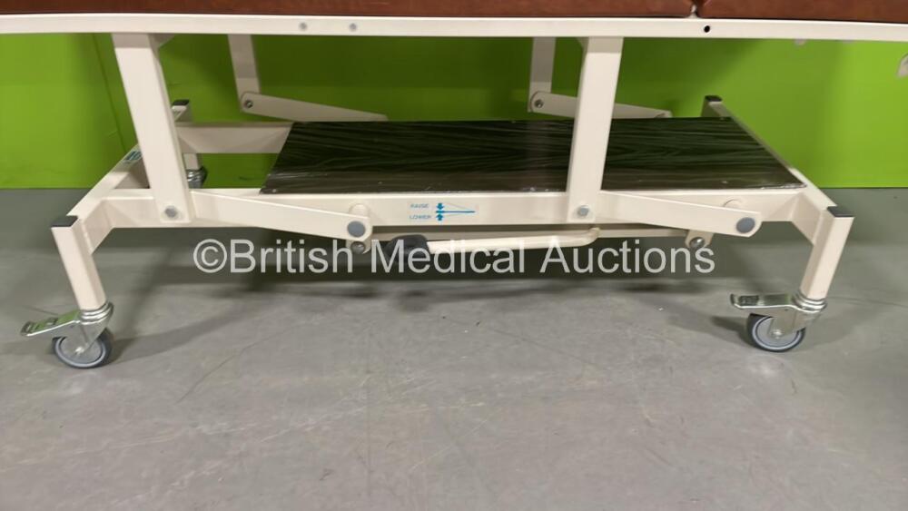 1 x Sidhil Hydraulic Patient Couch (Hydraulics Tested Working) and 1 x ...