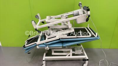 1 x Huntleigh Akron Electric Patient Couch with Controller (Unable to ...