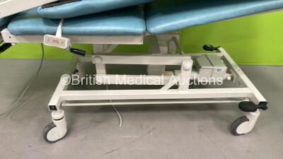 1 x Huntleigh Akron Electric Patient Couch with Controller (Unable to ...