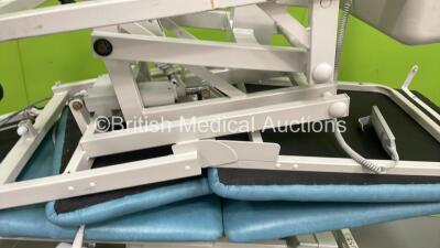 1 x Huntleigh Akron Electric Patient Couch with Controller (Unable to ...