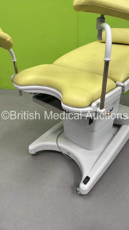 Promotal Electric Gyne Couch with Stirrups and Foot Controller (No ...