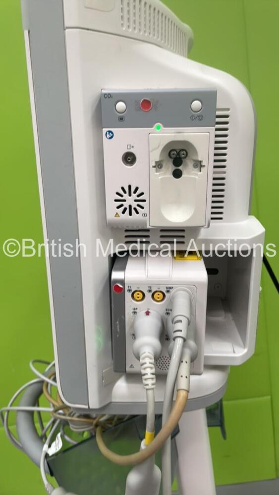Mindray BeneView T8 Patient Monitor on Stand with Mindray BeneView T1 ...