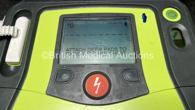 Zoll AED PRO Defibrillator with 1 x Battery and 1 x Electrode Pads ...