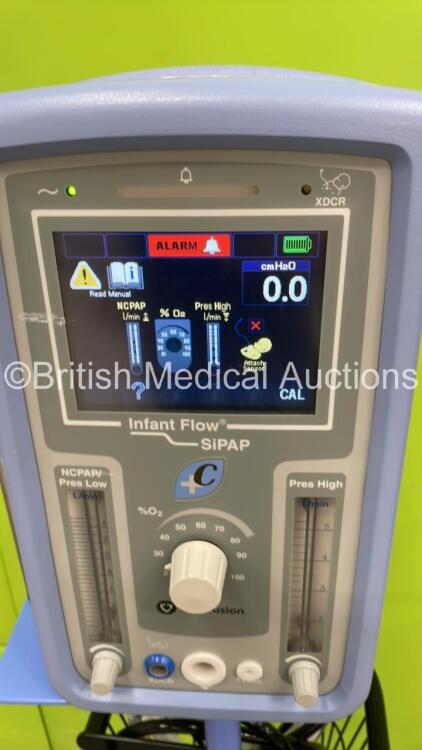 Carefusion Infant Flow SiPAP Part No 675-CFG-004 on Stand with Hoses ...