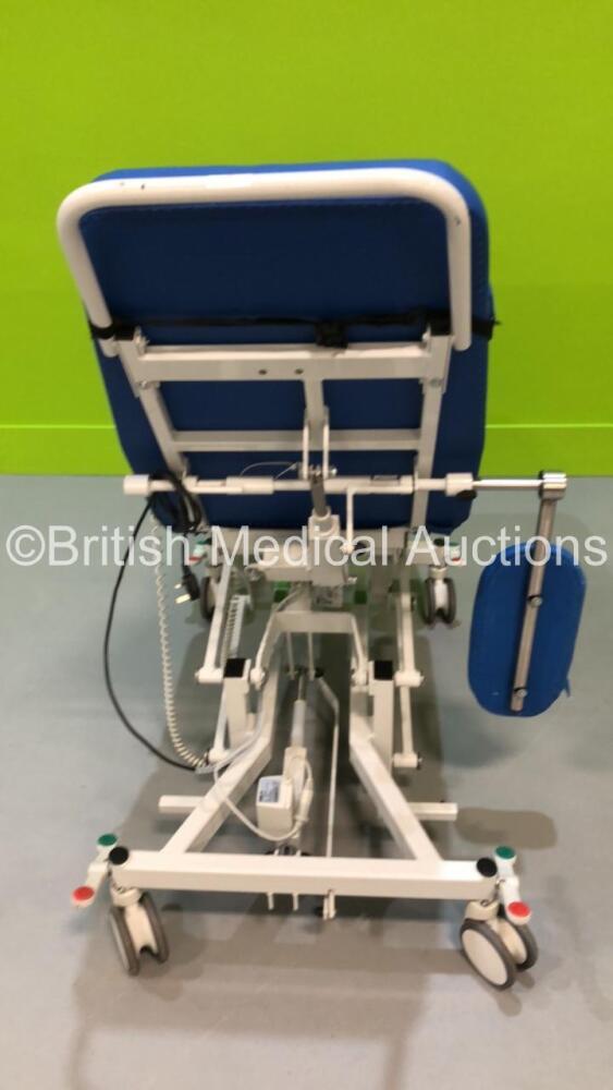 Plinth 2000 Electric Treatment Couch with Controller - Missing Arm ...